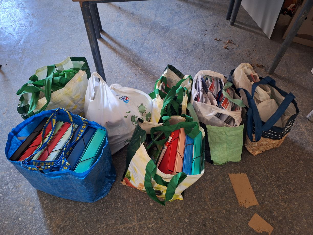 L’IES Malilla de València dona material de dibuix a l’IES 25 d’Abril ...